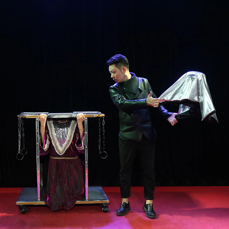 Deluxe Flying Head Illusion - Magic Trick - China Magic Shop