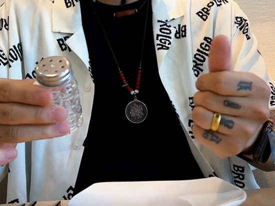 Salt Shaker Miracle by Jimmy Fan - Magic Trick - China Magic Shop