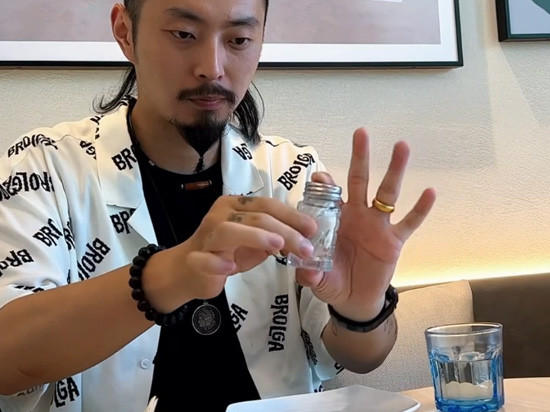 Salt Shaker Miracle by Jimmy Fan - Magic Trick - China Magic Shop